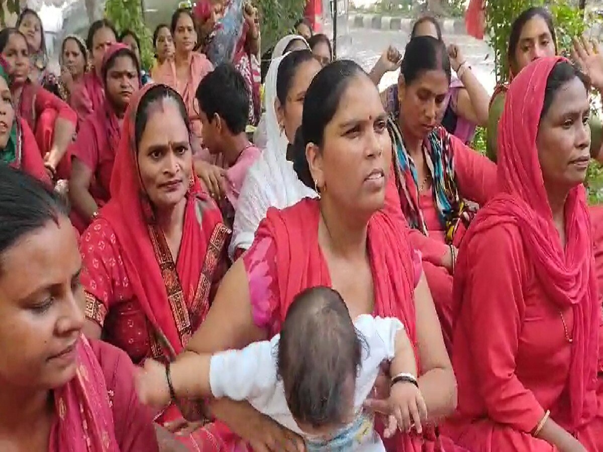 Faridabd News After strike of clerks now Asha workers sit on dharna ...
