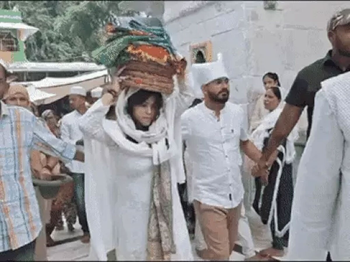 Ajmer News Ekta Kapoor reached garib Nawaz for Dream Girl-2 offered ...