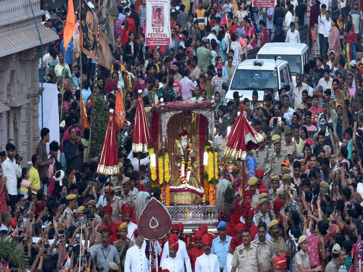 Rajasthan Jaipur Teejmata shahi sawari came out with 400 kg silver ...