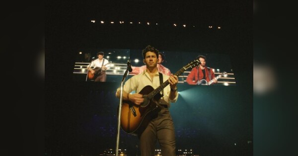 Fan throws wristband on Nick Jonas at Toronto concert Singer got angry ...