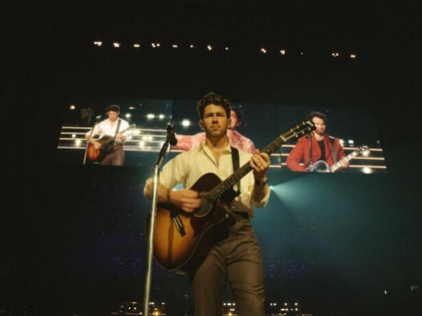 Fan throws wristband on Nick Jonas at Toronto concert Singer got angry ...