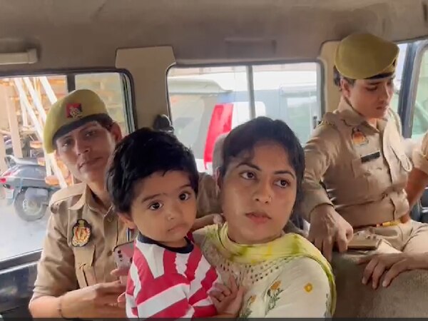 Bangladeshi Women Sonia Akhtar with child came to noida for husband ...
