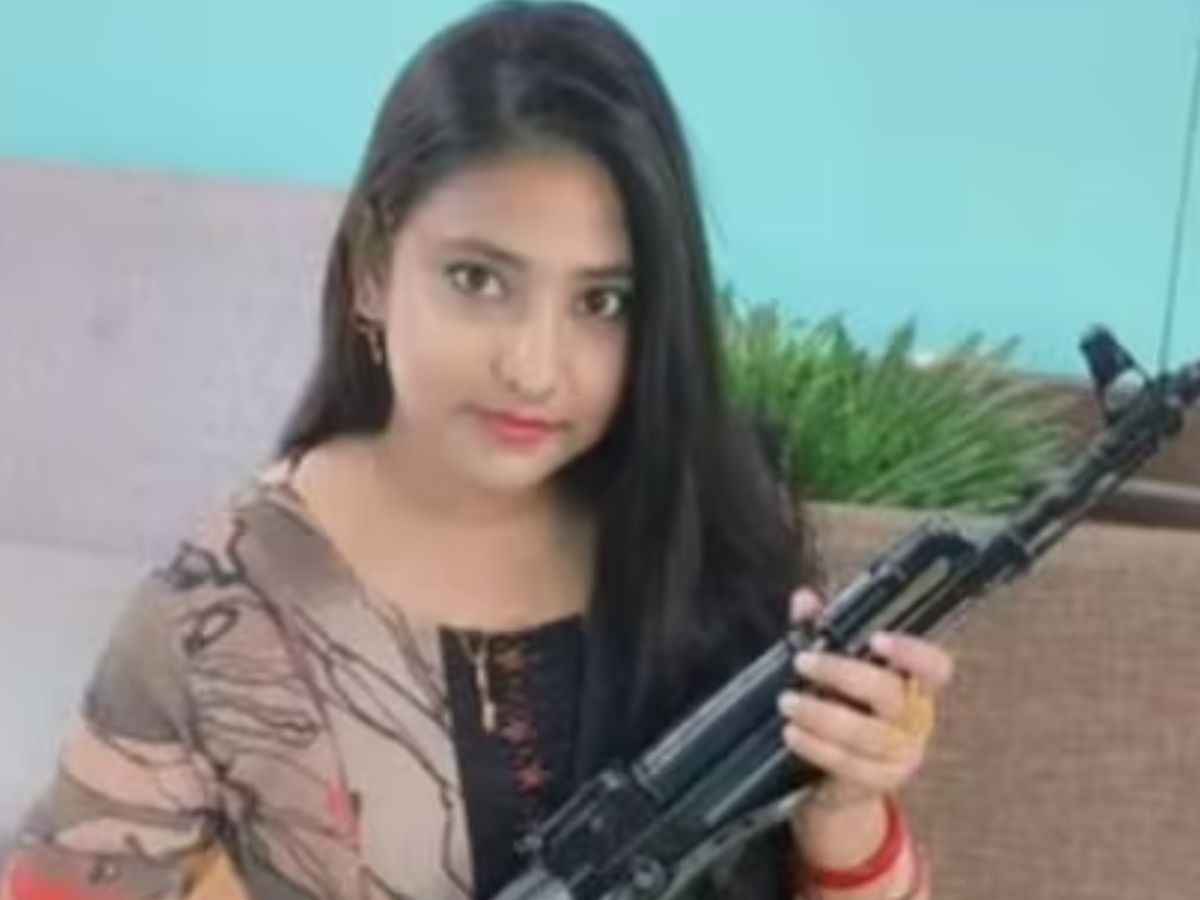 wedding anniversary gift ak 47 rifle to wife by riazul haque ex trinamool leader | शादी की पहली ...