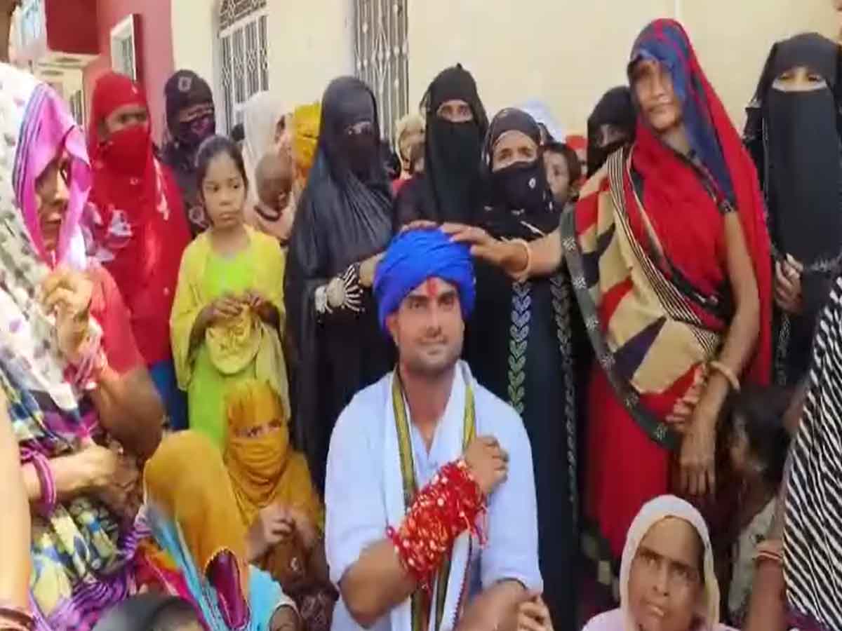 Karauli News BSP candidate Ravindra Meena tied Rakhi to five thousand ...