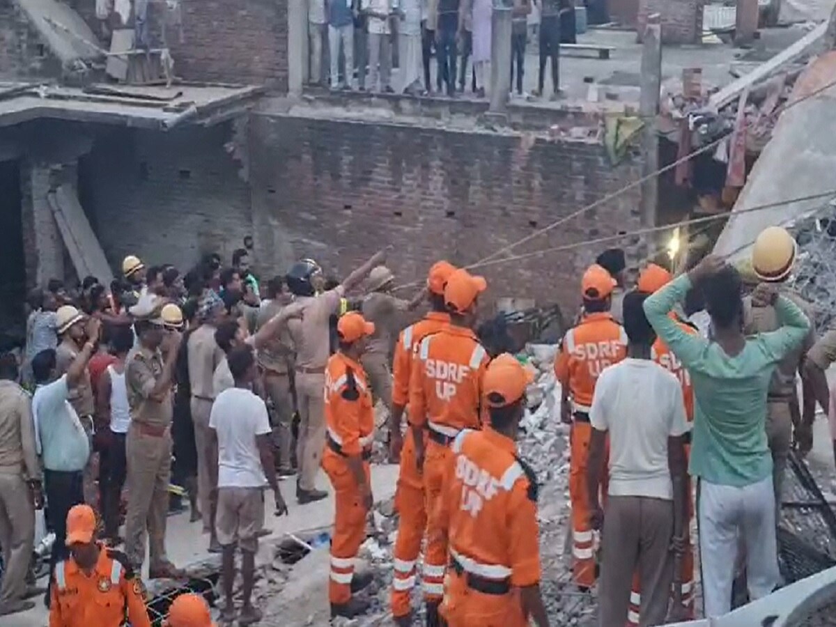 Three storey building collapses in Barabanki two died on spot many injured rescue continue ...