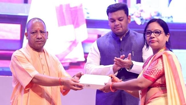 CM Yogi Adityanath distributed tablet for Teacher in Lucknow Teachers ...