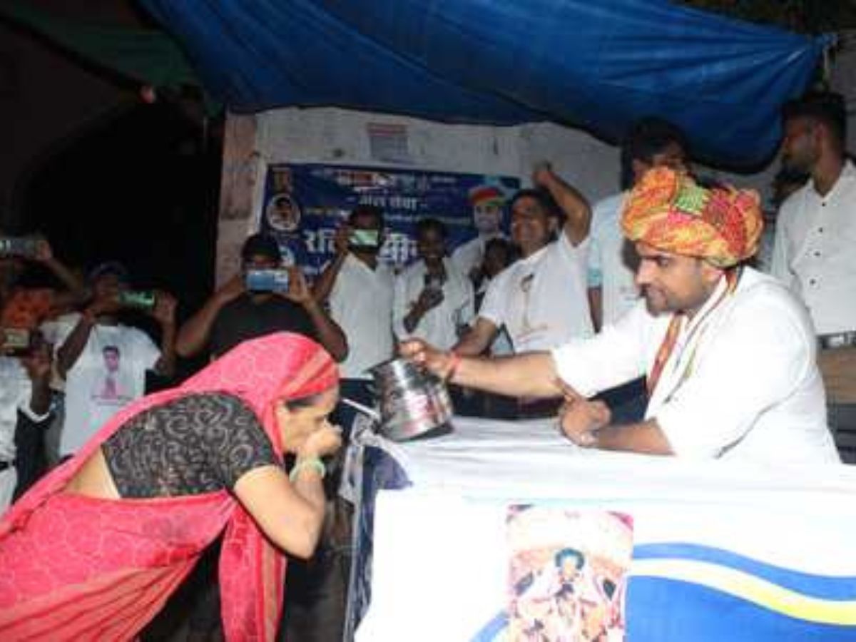 Karauli news BSP candidate Ravindra Meena served all the devotees by ...