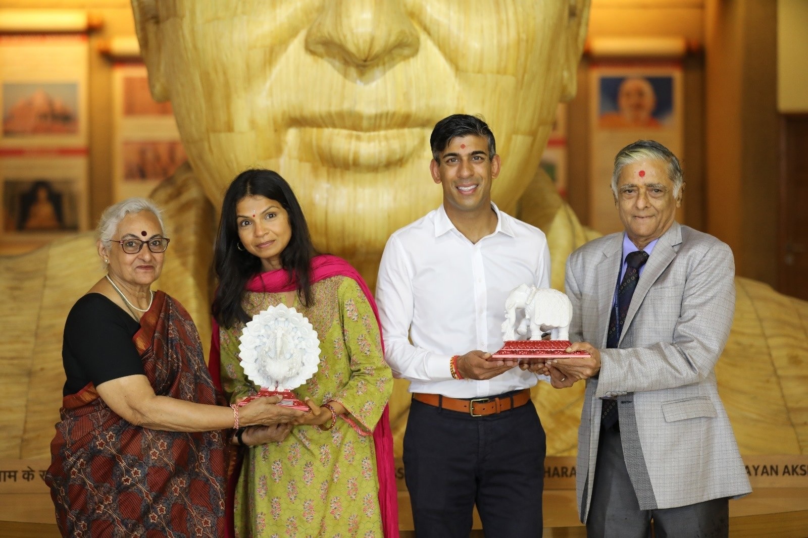 Rishi Sunak and his wife Akshata Murthy Akshardham temple Visit latest ...