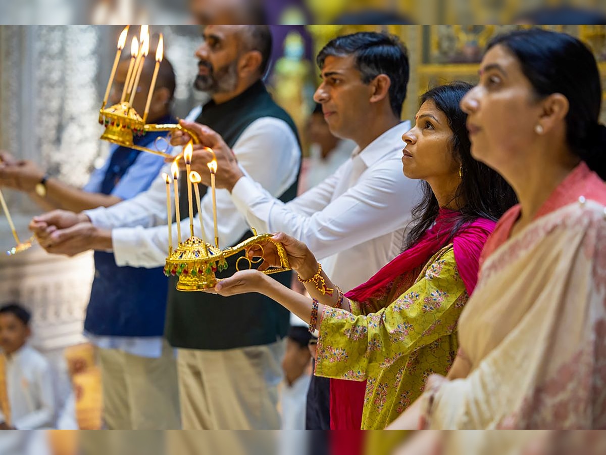 G 20 summit Rishi Sunak and wife Akshata Pyaar visit akshradham temple ...