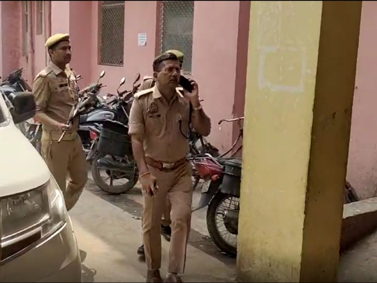 Mirzapur ATM loot Viral Video shows goons fire at Security Guard and Cash Van Driver | Mirzapur ...