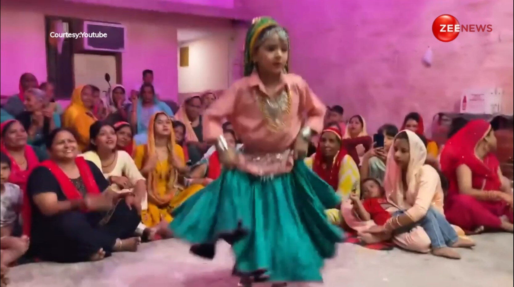 A small girl did Gadar dance among 10 women looking stunning in her ...