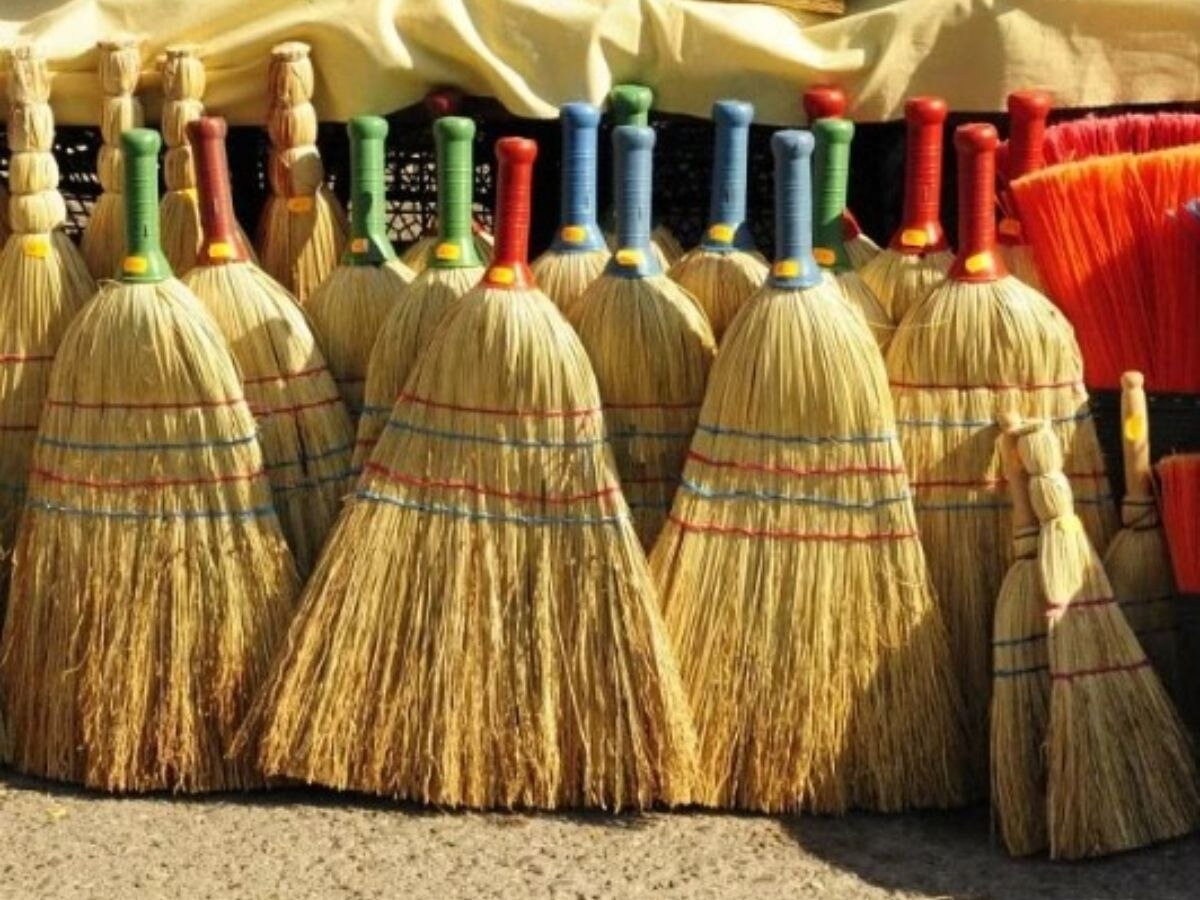 vastu and astro tips Jhadu ke Upay Totke jhadu kis din kharide arthik ...