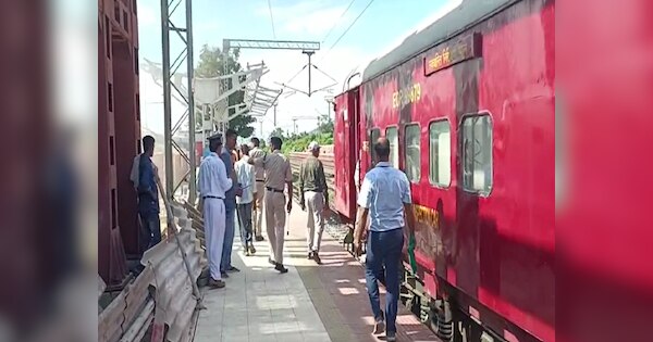 Patna hawda Vande Bharat Express train will stop in Jamui also officials inspected | जमुई में भी ...