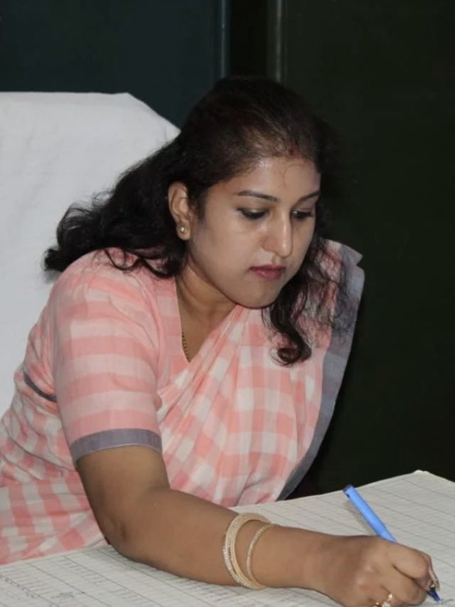 IAS Neha Prakash Success Story Biography Auraiya DM clear upsc in 2012 ...