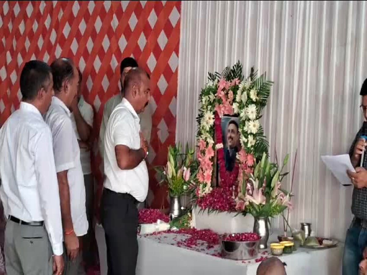 ZEE Regional Editor Manoj Mathur at his ancestral home paid Tributes ...