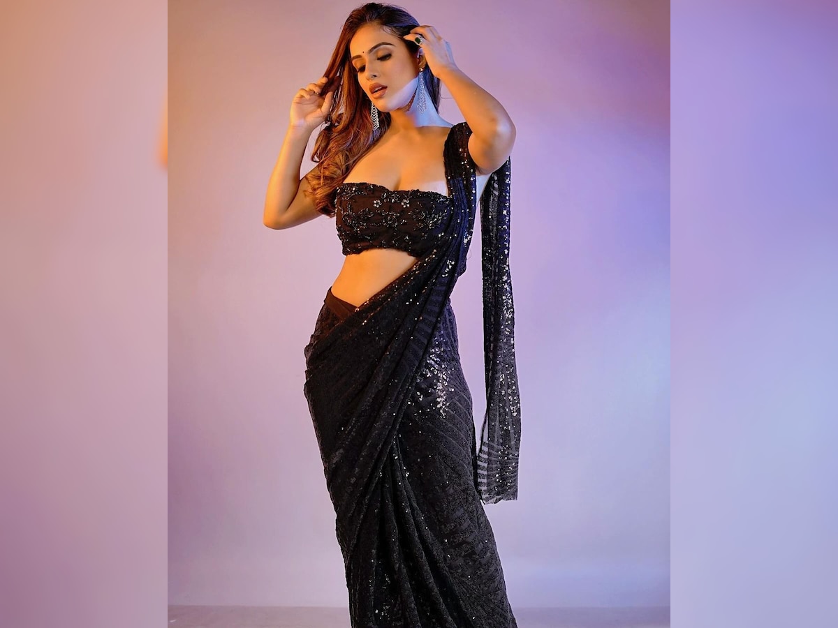 Bhojpuri actress Neha malik look stunning in black sequin saree see her ...
