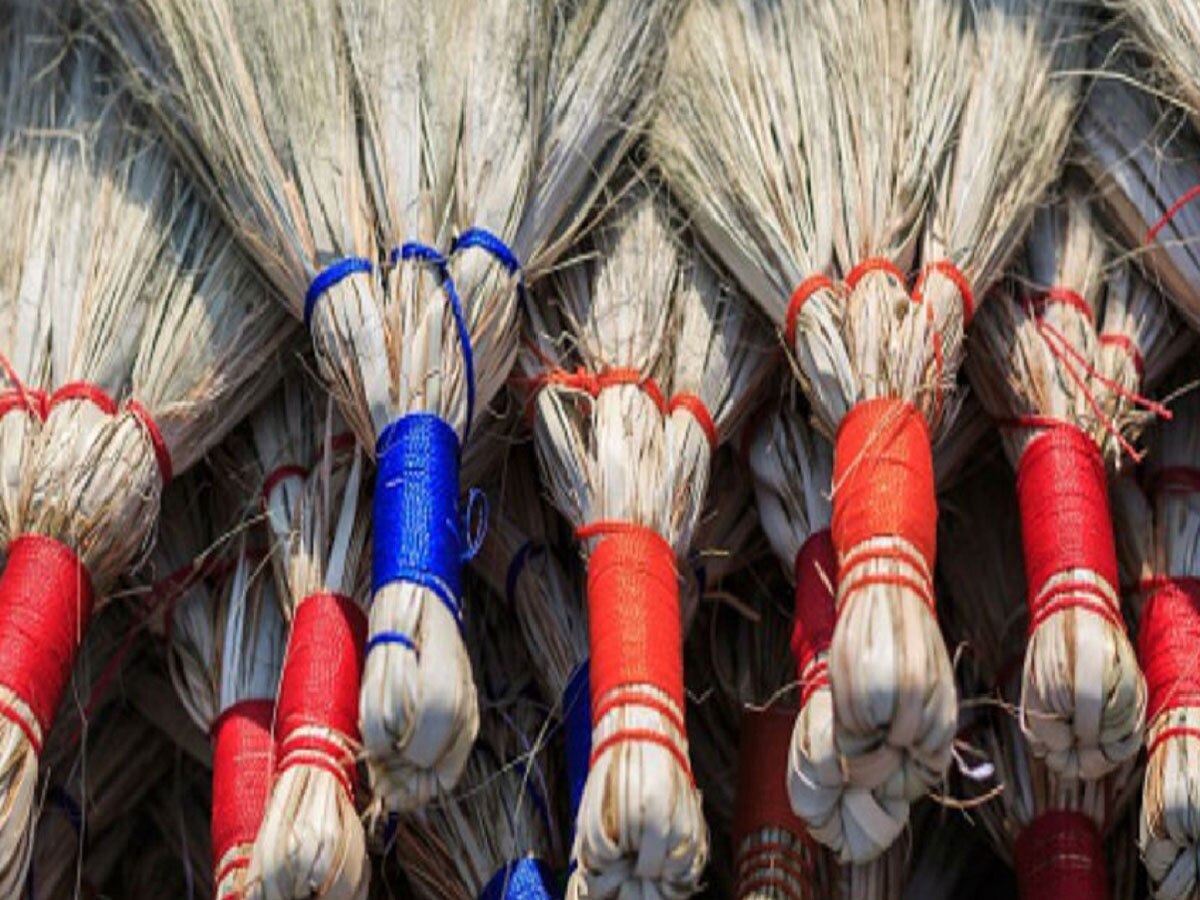 small level broom maing business idea for women jhadu ka bijnes kaise ...