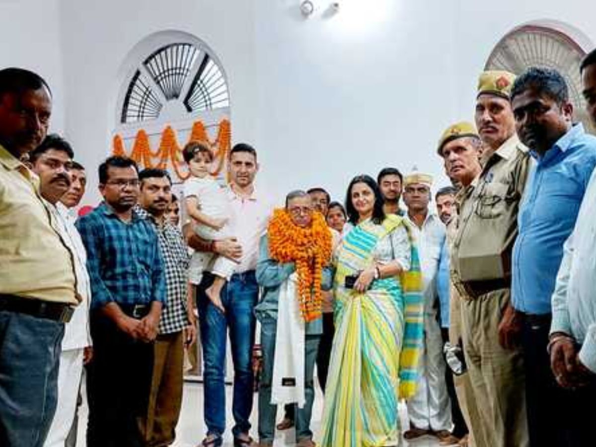Bahraich DM Monika Rani give unique retirement party of cook drop home ...