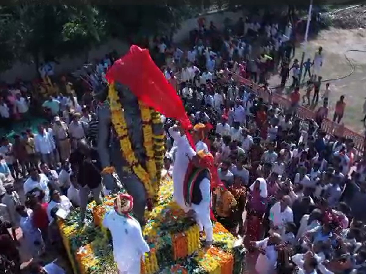 Begun MLA unveiled grand statues of great public leaders of history in ...