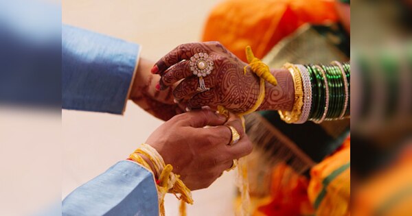 Hindu Wedding Rituals turmeric knot tied in bride hand know importance ...