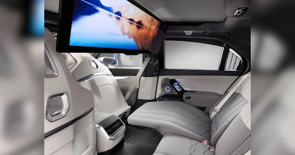 BMW i7 offers 31 inch 8k display for rear seat passenger know its price ...