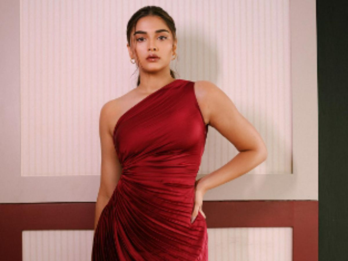 Sai Manjrekar posted a video in red dress her hot looks stunned | Saiee Manjrekar: रेड ड्रेस में ...