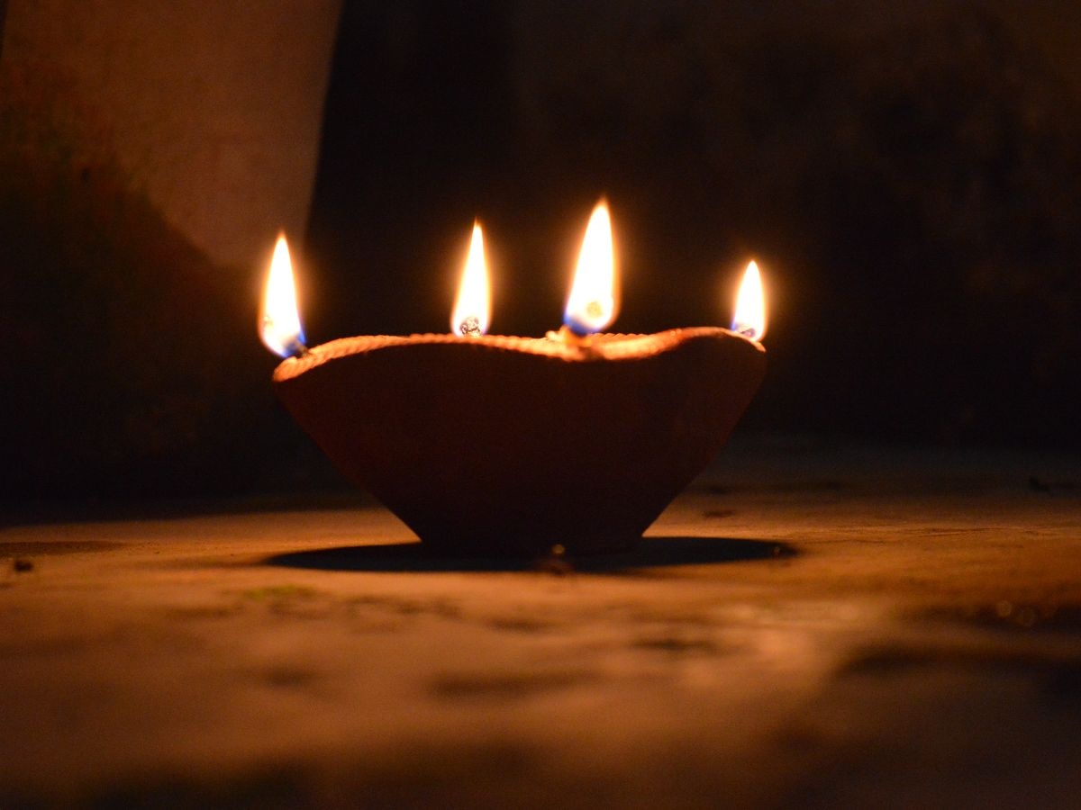 Astro vastu shastra tips for Deepak ghar ke mukhya dwar par deepak ...