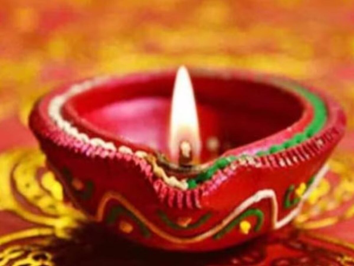 Astro vastu shastra tips for Deepak ghar ke mukhya dwar par deepak ...