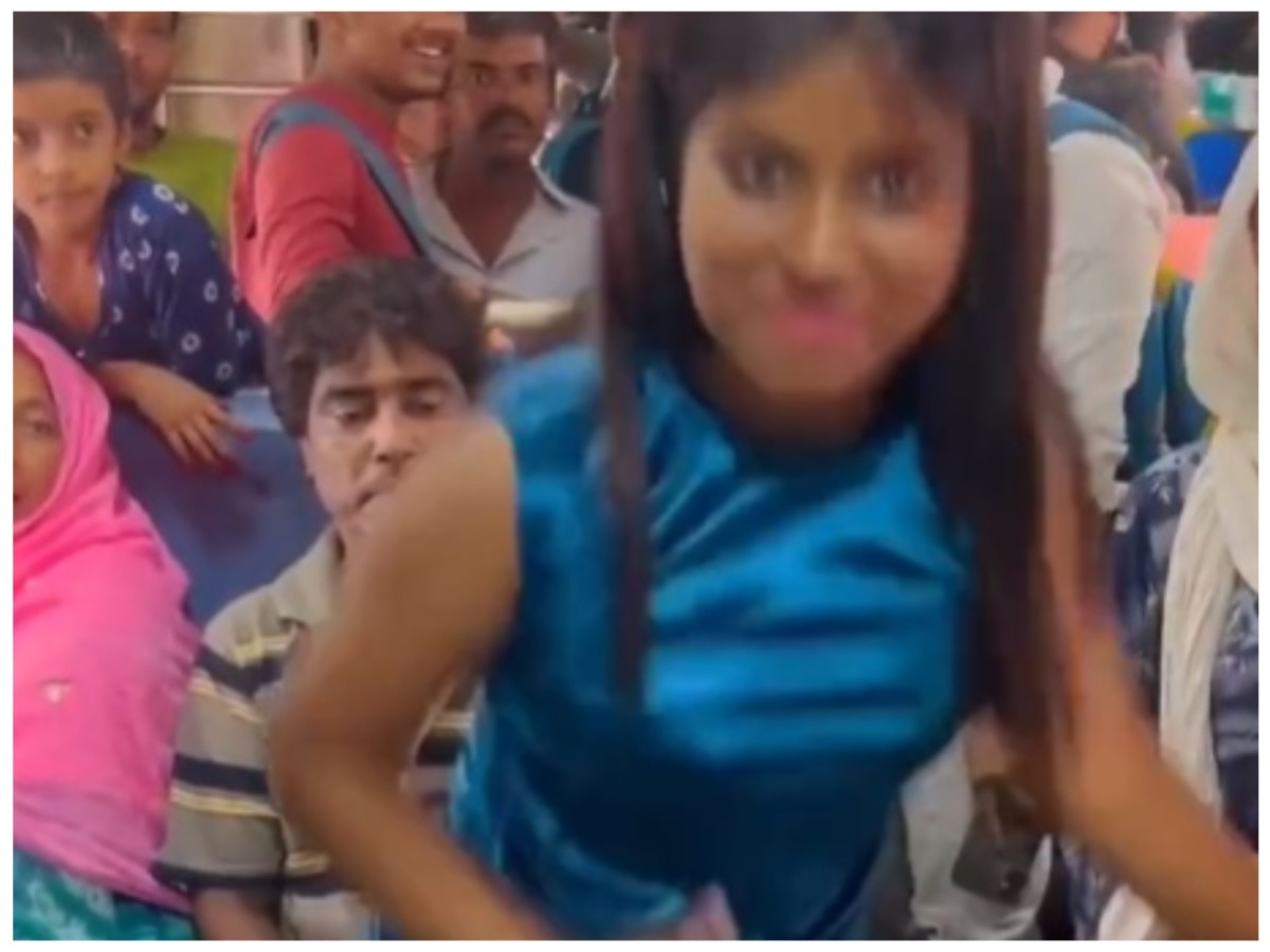 Girl dance in train on Bhojpuri song | Bhojpuri Video: ट्रेन में लड़की ने भोजपुरी गाने पर किया ...