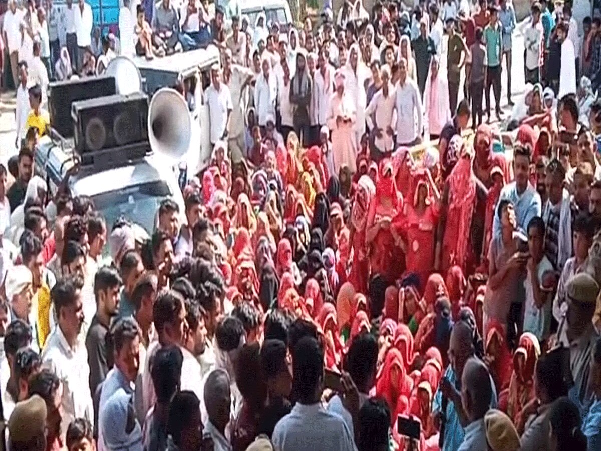 Sikar Villagers surrounded the police station protest continues on 20th ...