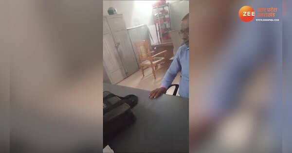 gonda lekhpal taking 50 rupees bribe video gone viral on internet | Watch: 50 रुपये में बिक गया ...