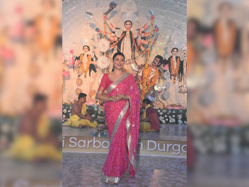 Sushmita Sen latest look wear pink saree spotted with parents daughters ...