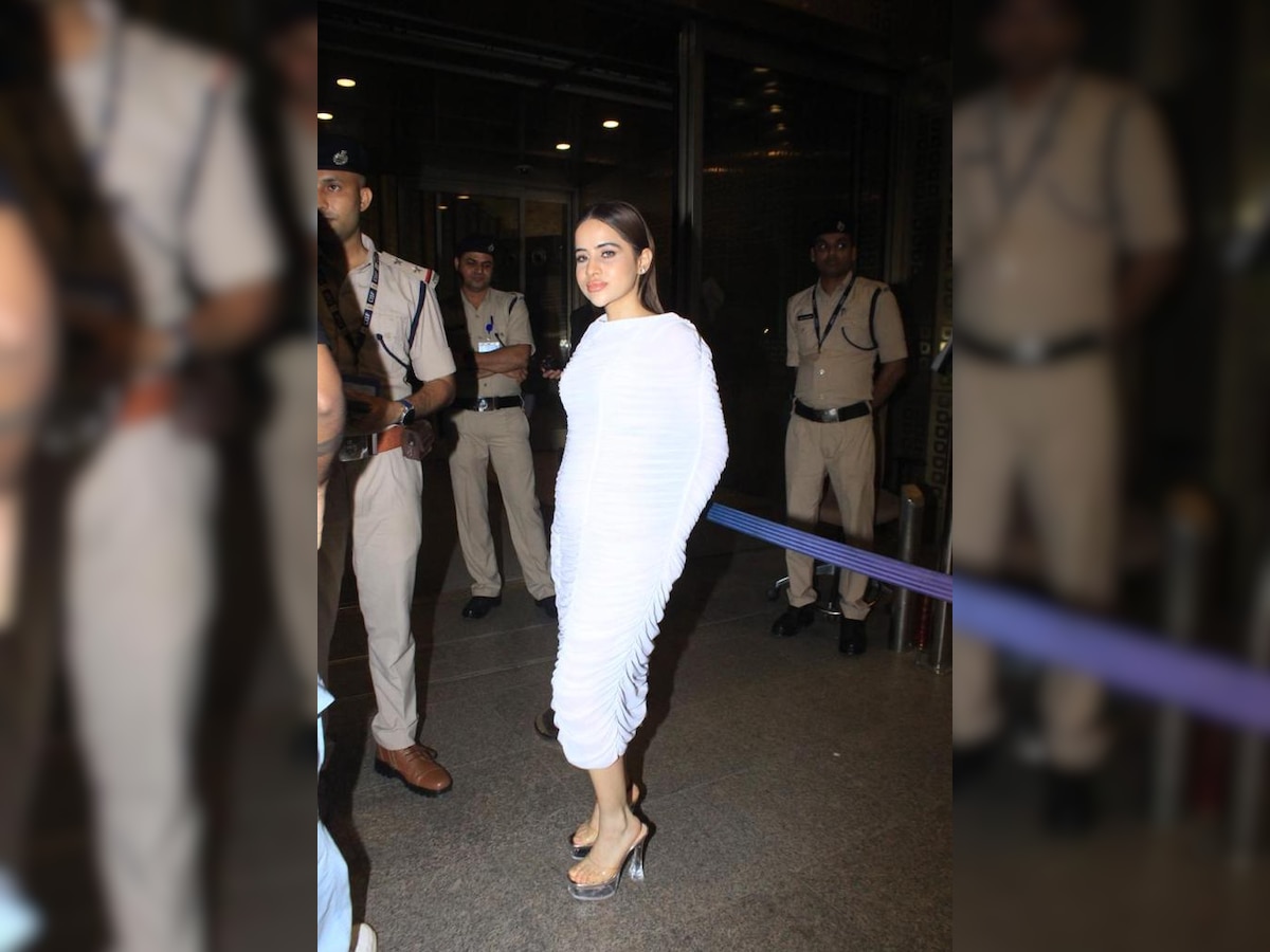 Urfi javed new airport look, arrives in unique white outfit| Urfi Javed ...