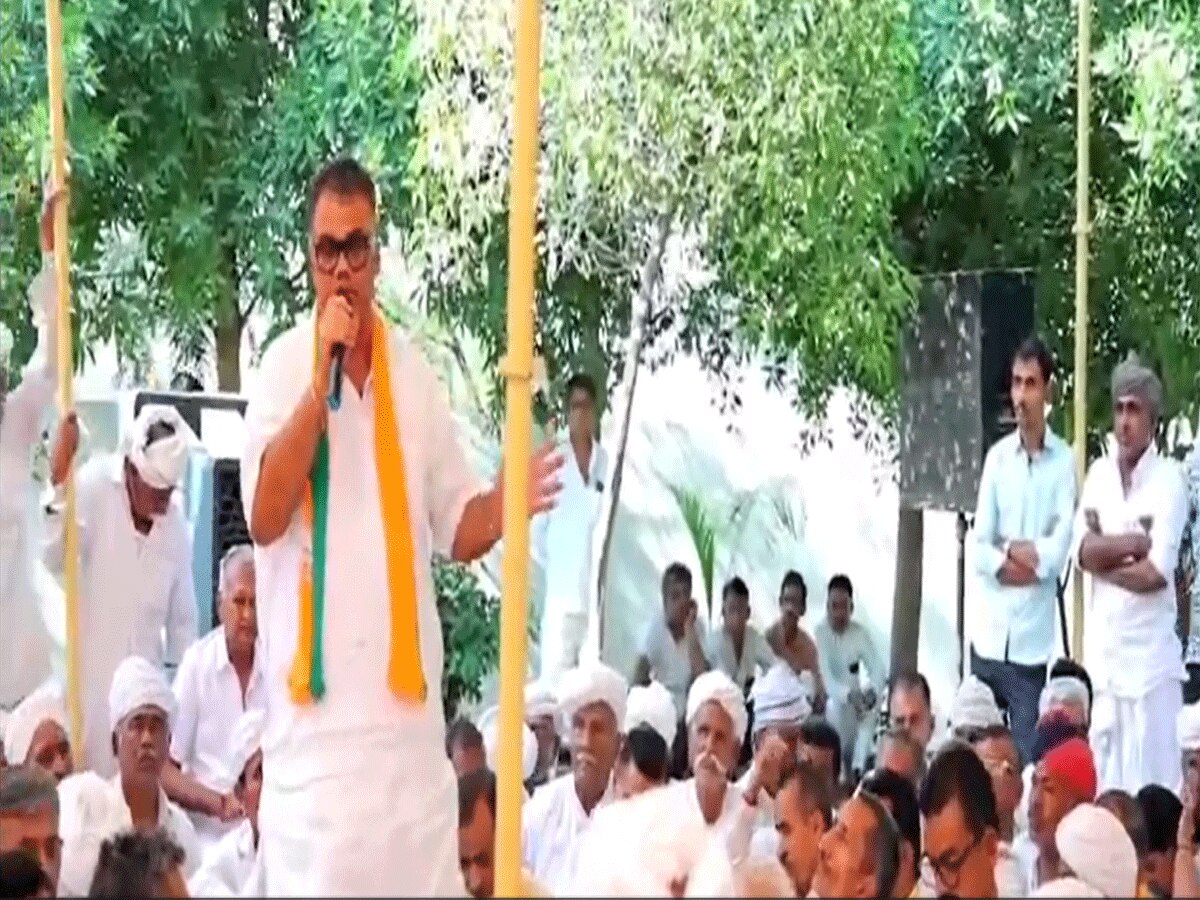 MP Devji Patel is ready to touch the feet of his opponents leader ...