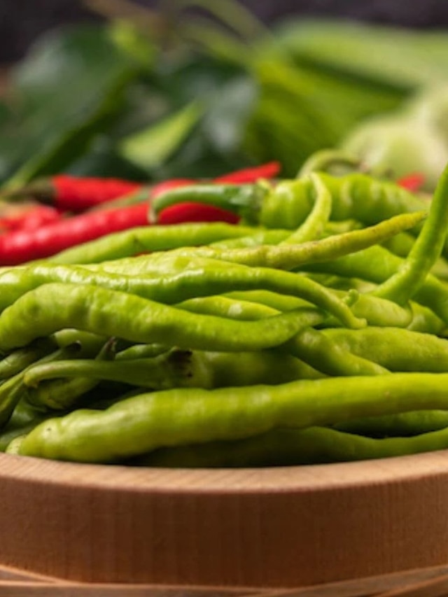 surprising health benefits of green chilli know never know | मुंह जलाने ...