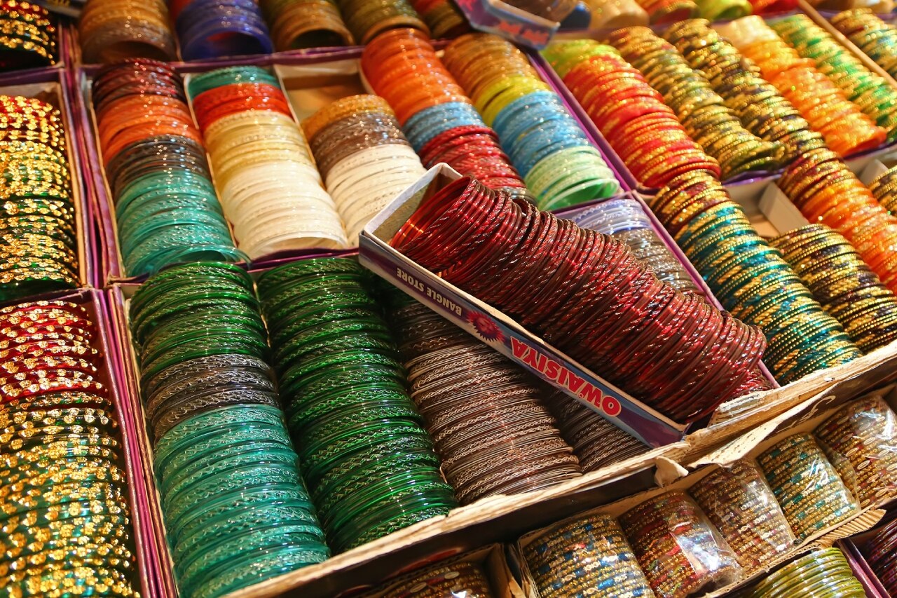 Karva Chauth 2023 sargi thali items sargi ki thali mein rakhe bindi ...