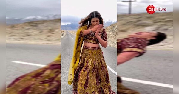 roadside dance of Sapna Choudhary in lehenga showing bold thumka | स्टेज छोड़ रोडसाइड डांस करती ...