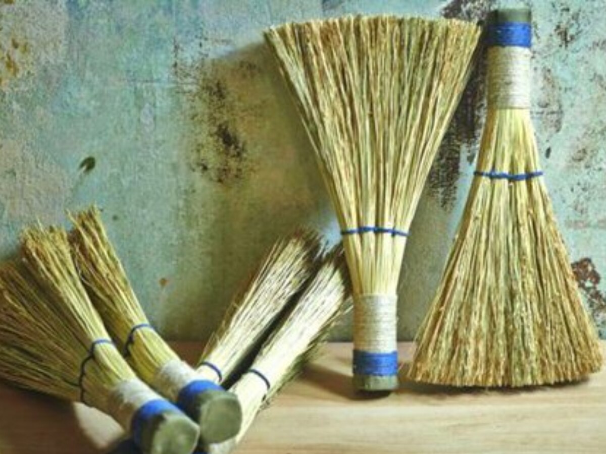 Vastu Astro Tips For Broom remedies Jhadu Arthik tangi ke upay jhadu ke ...