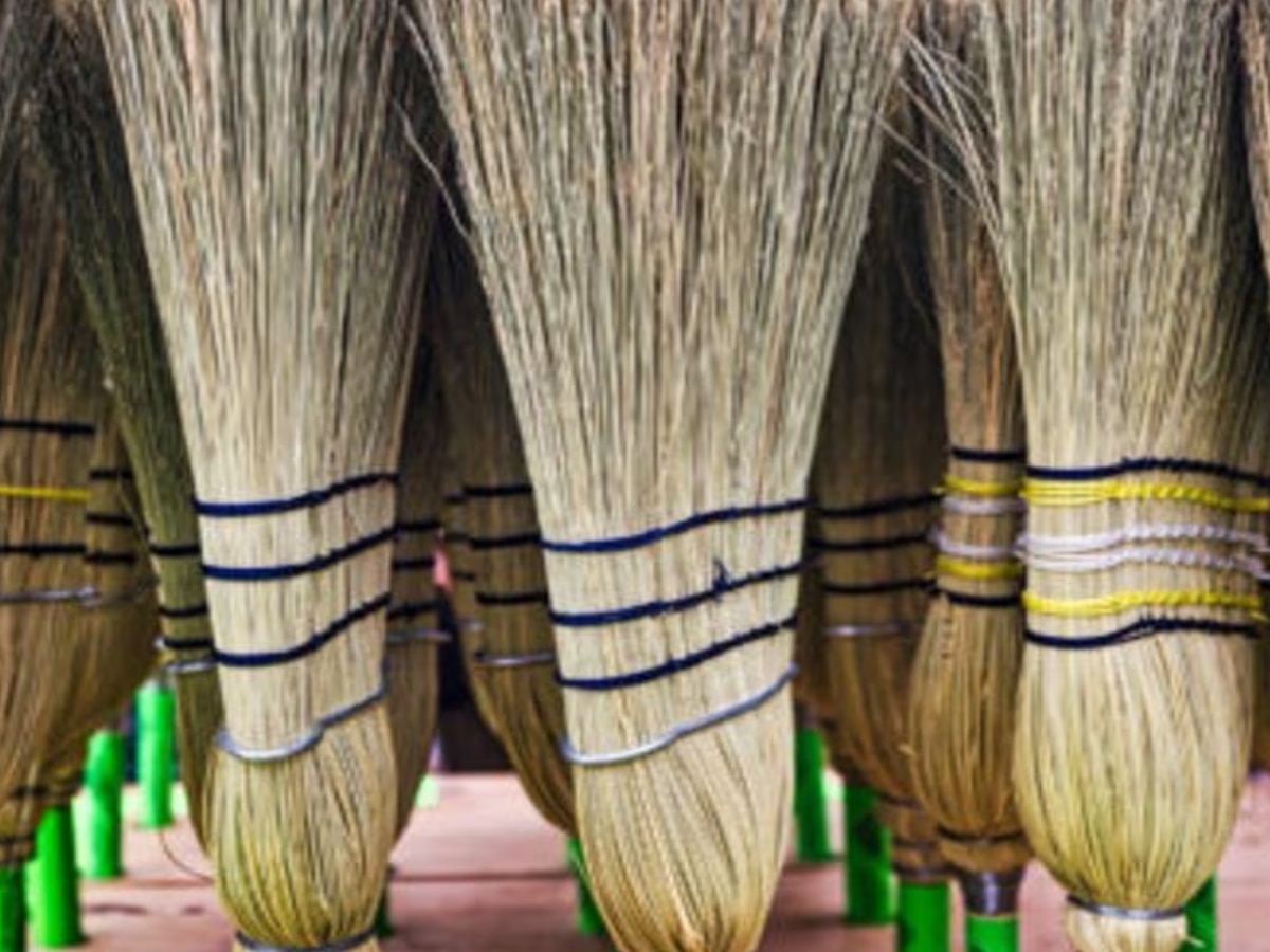 Vastu Astro Tips For Broom remedies Jhadu Arthik tangi ke upay jhadu ke ...