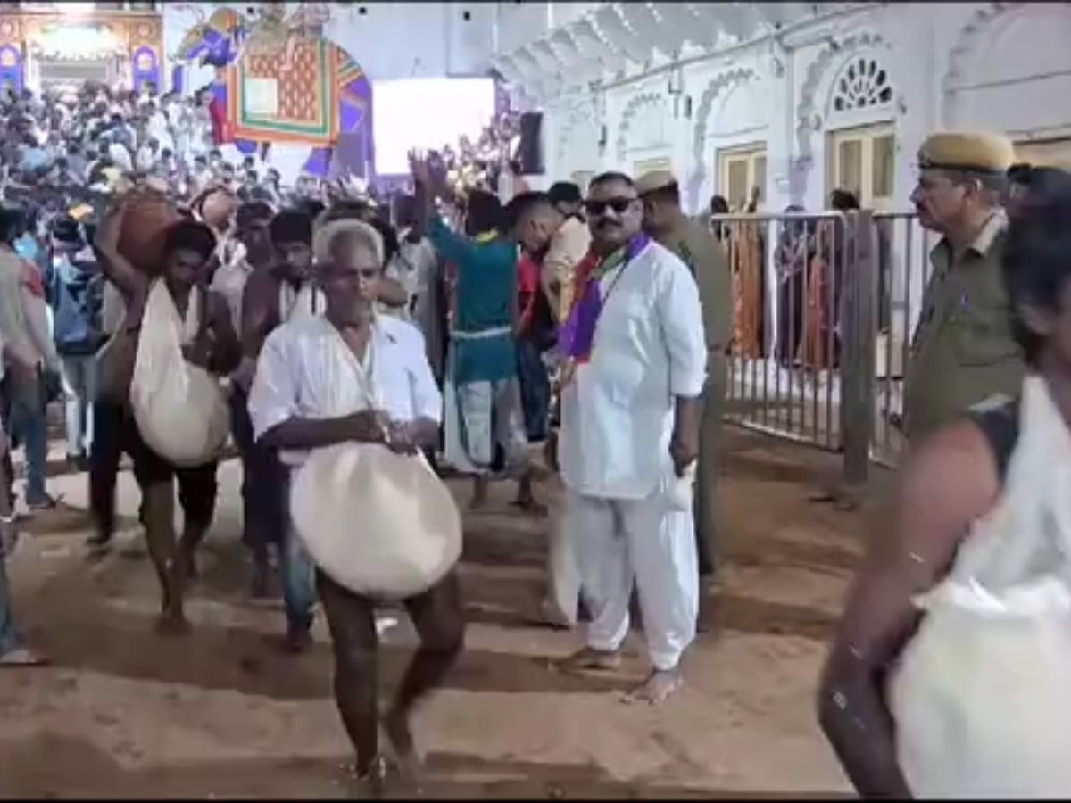 Darshan of Ankoot in Shrinathji temple gathering of devotees from India ...