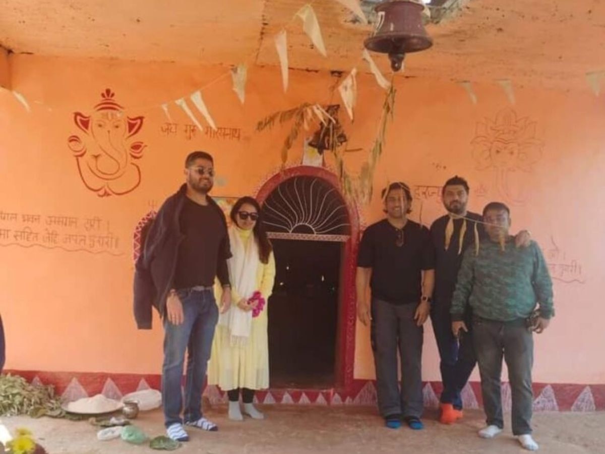 ms dhoni vacations with sakshi ziva and family in ancestral village in ...