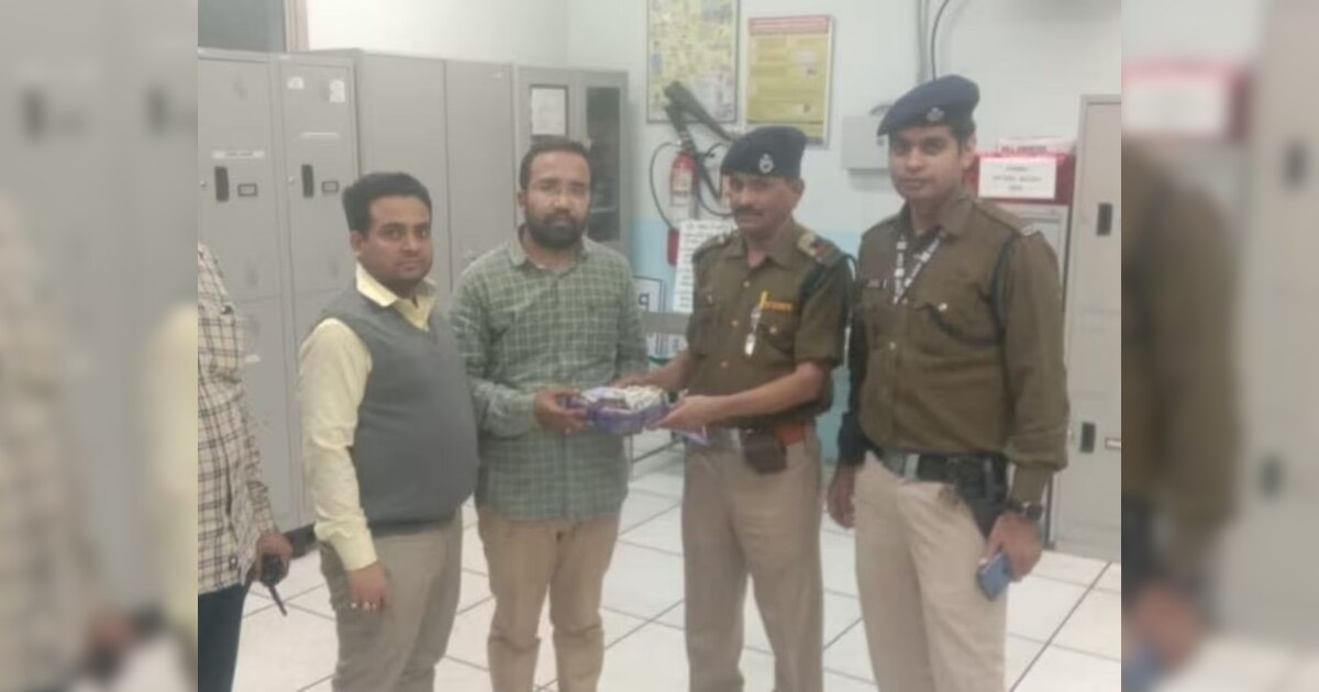Great work by cisf returned the missing 2lakh 7k cash bag in Delhi Metro