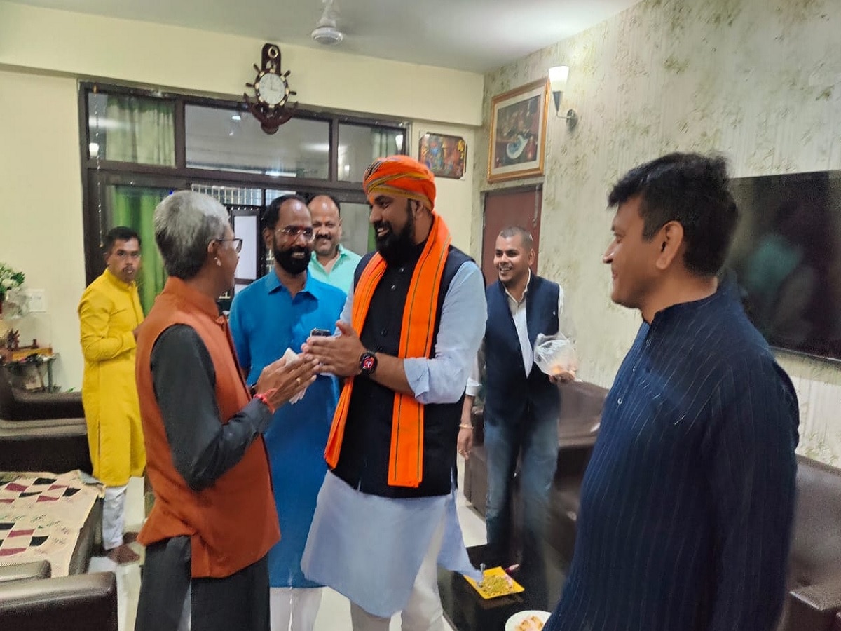 When BJP Leaders reached Sanjay Mayukh house to receive Kharna Prasad on Chhath Puja | Bihar ...