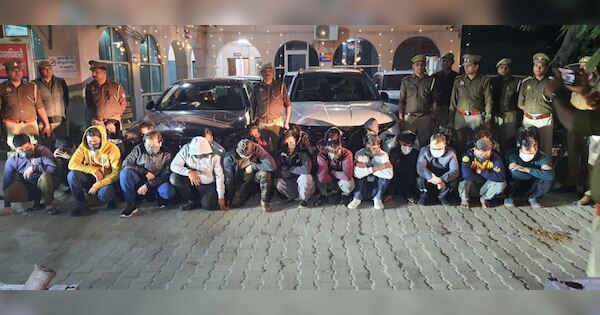 UP STF arrested 24 in fake international call center at Greater Noida | ग्रेटर नोएडा में ...