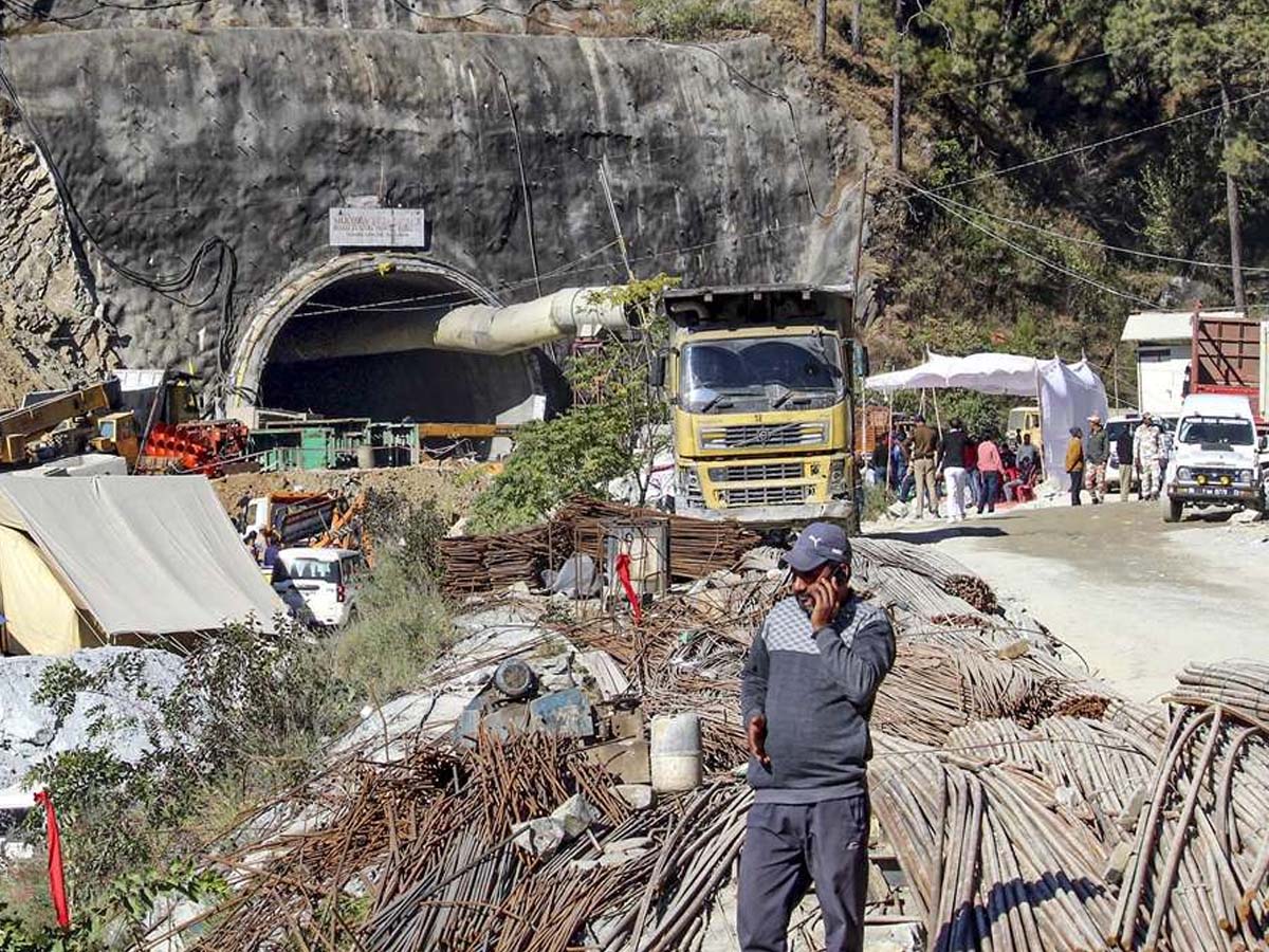 labour stuck in uttarkashi tunnel ogar machine stoped by the iron rod ...
