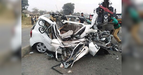 Uttar Pradesh Gonda Car crushed four people in Gonda 2 died on the spot 2 seriously injured ...