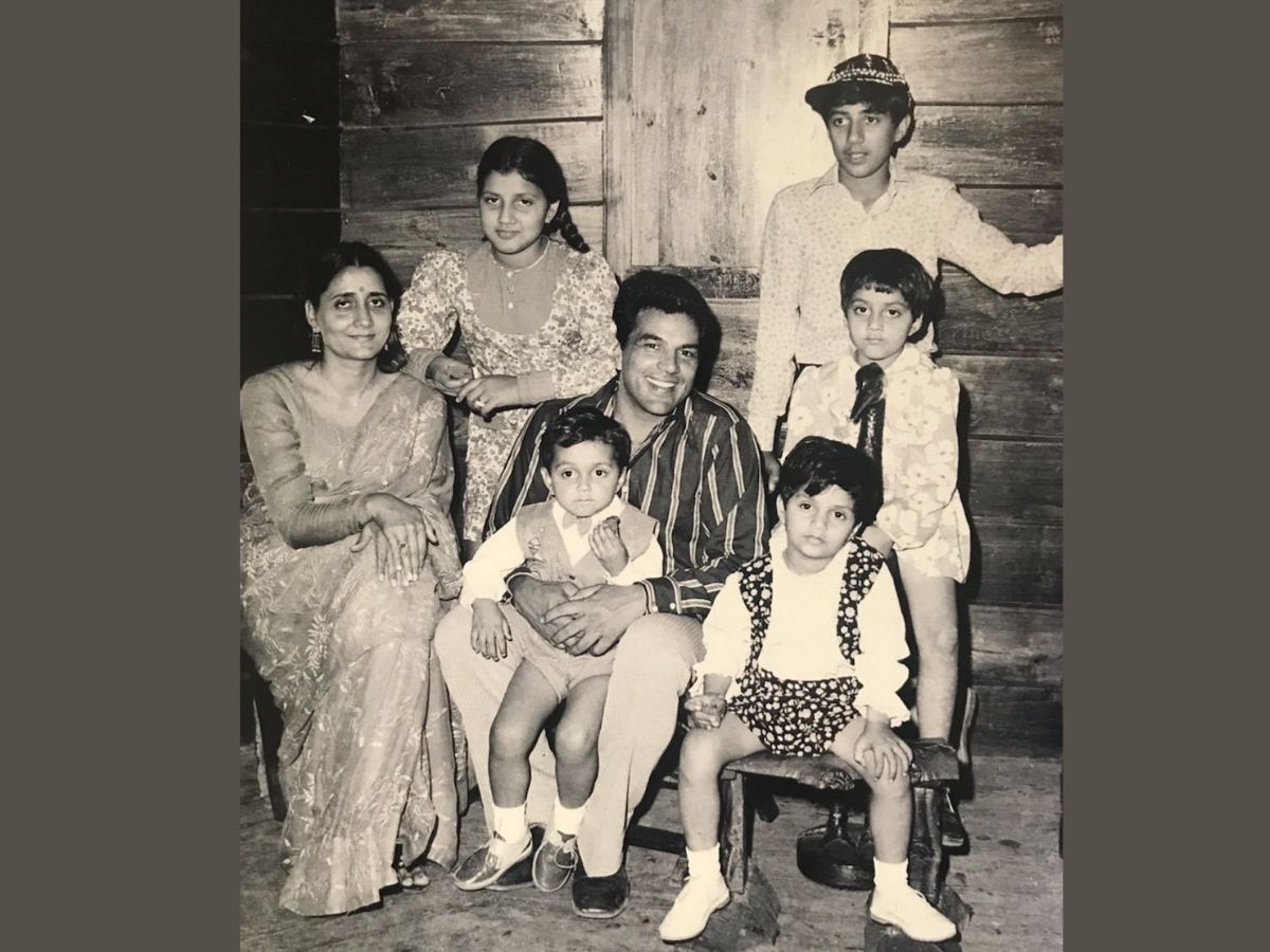 Dharmendra married at age of 19 with Prakash Kaur 2 wives 6 children ...
