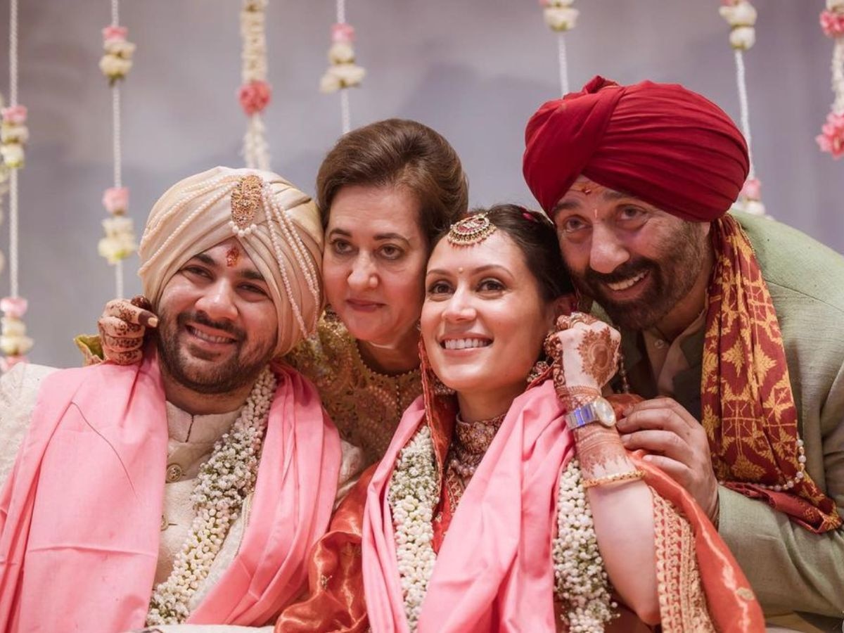 Dharmendra married at age of 19 with Prakash Kaur 2 wives 6 children ...