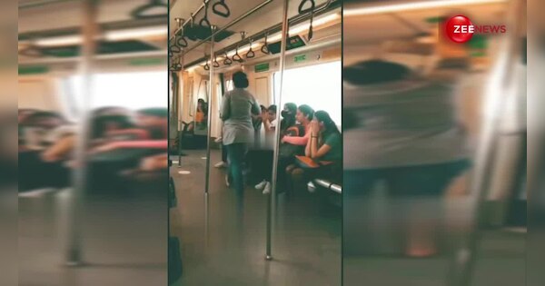 women fight in metro throwing slippers on eachother in viral | मेट्रो ...