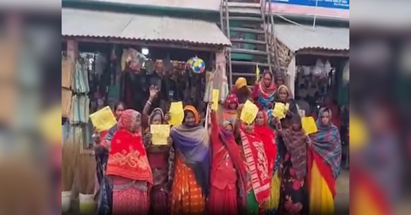 Women protest in front of bank in Supaul | Supaul News: बैंक से नहीं ...